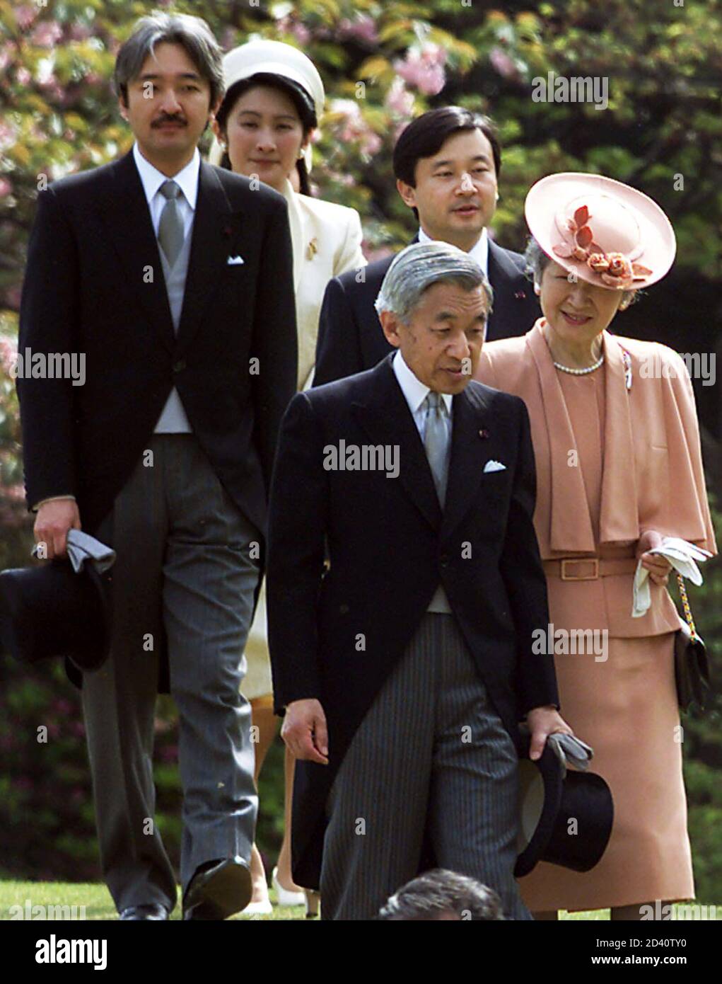 Japans Kaiser Akihito (2R) und Kaiserin Michiko führen Mitgliedern der ...
