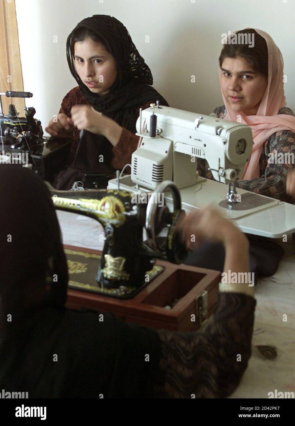 Learning to sew -Fotos und -Bildmaterial in hoher Auflösung – Alamy