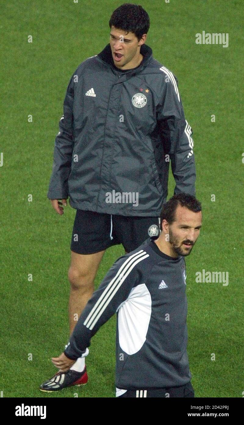 Der deutsche Mittelfeldspieler Michael Ballack (L) gähnt, als er beim ...