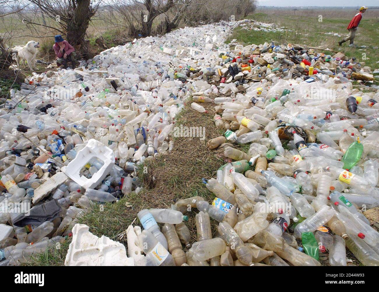 Ein kosovalbanischer Bauer hockt am Ufer des verschmutzten Flusses ...