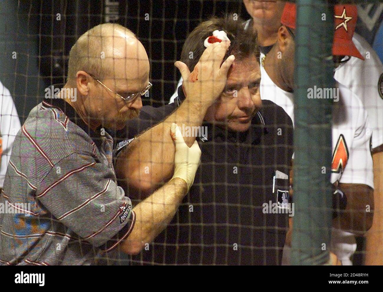 Houston Astros Trainer Rex Jones hilft Home Plate Schiedsrichter ...