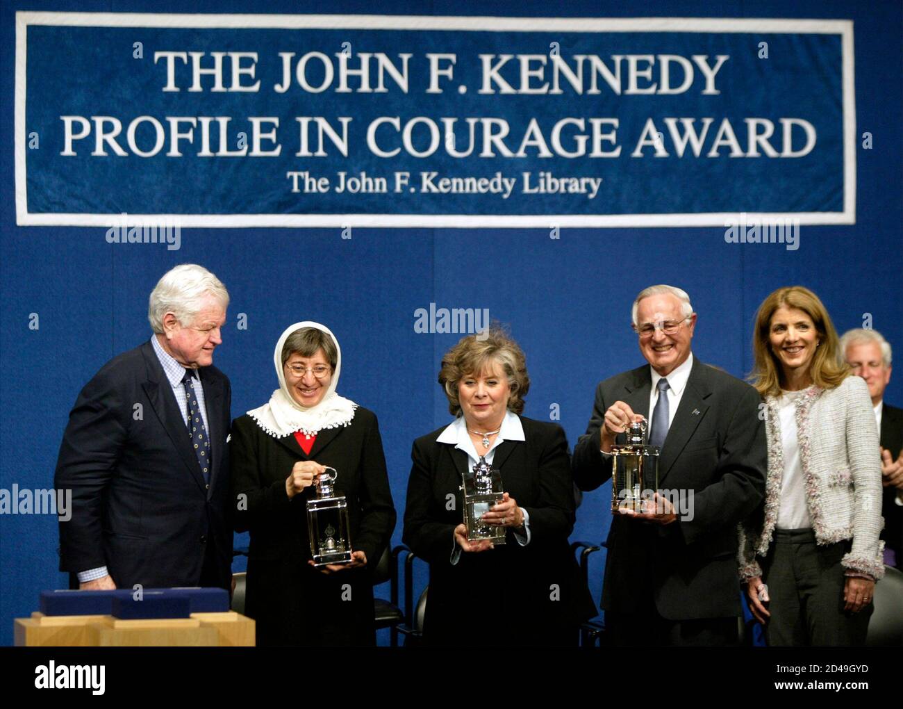 US-Senator Edward Kennedy (D -MA) (L) und Caroline Kennedy Schlossberg (R) posieren mit 2004 ...