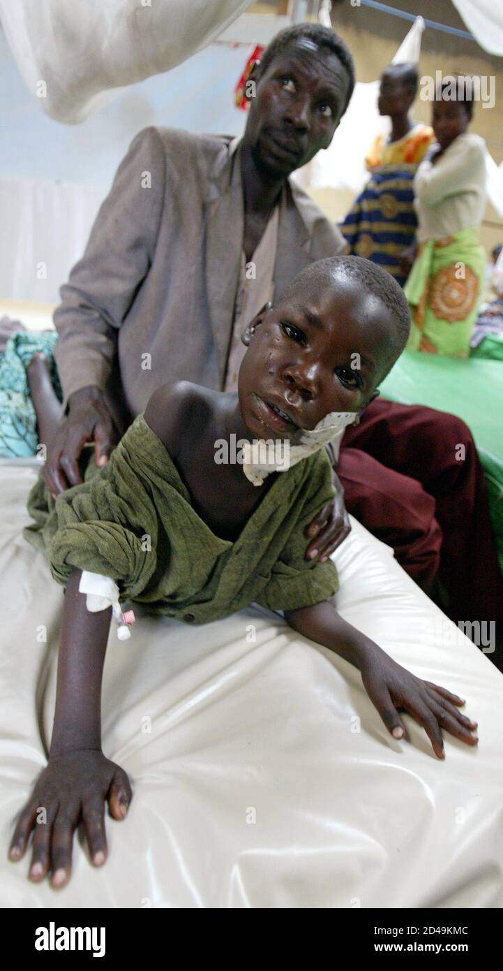 Kongolesischen Mann hilft seinem Sohn leiden Machete Wunden in ein ...