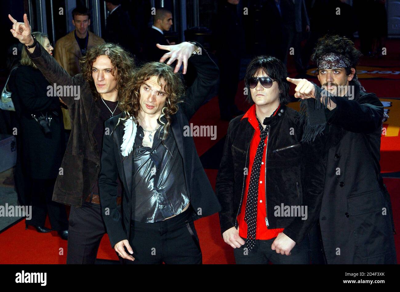 Die dunkelheit kommt bei den brits awards 2004 an -Fotos und ...