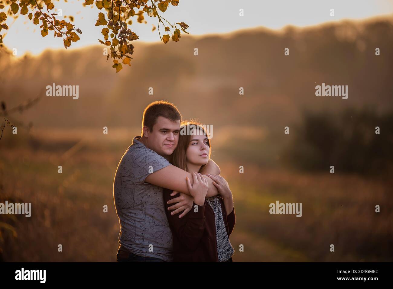 Umarmung paar -Fotos und -Bildmaterial in hoher Auflösung – Alamy