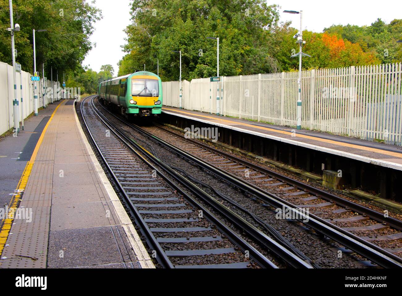 Riddlesdown Station am frühen Morgen mit leeren Bahnsteigen, die auf ...