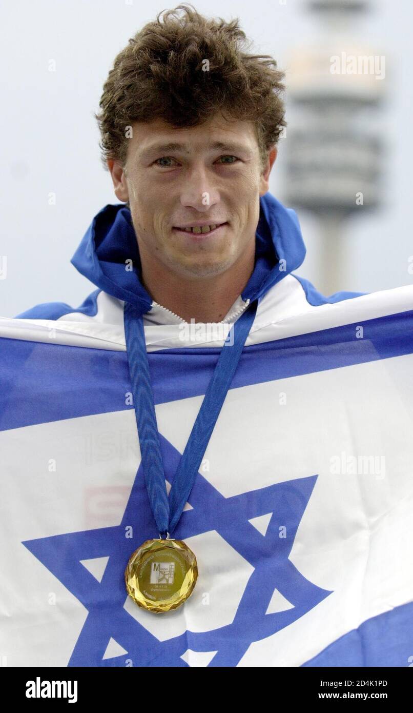 Alex Averbukh Israels zeigt seine Goldmedaille gewann im Stabhochsprung ...