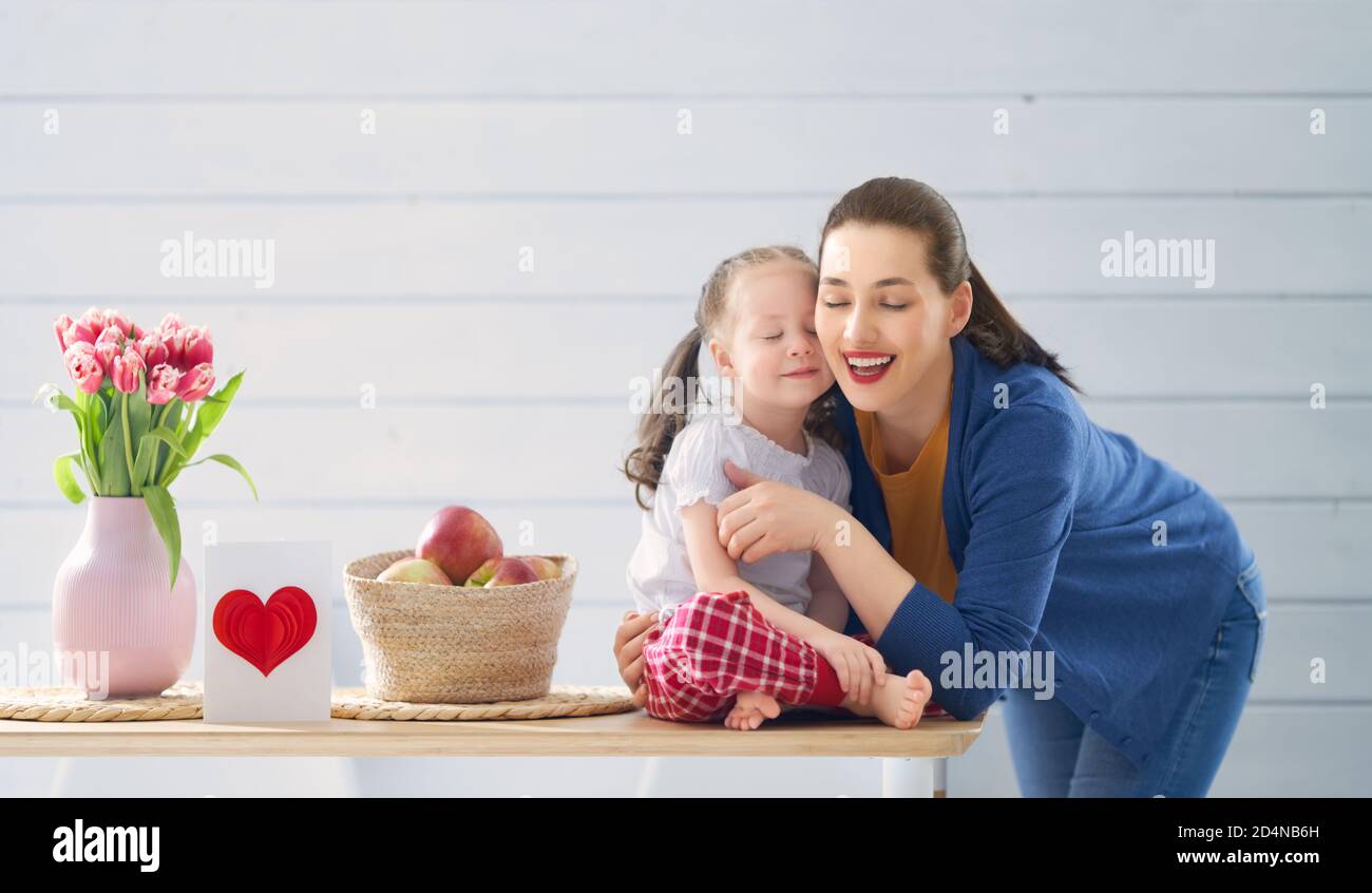 Alles gute zum Muttertag! Kind Tochter gratuliert Mutter und gibt ihre ... Alles gute zum Muttertag! Kind Tochter gratuliert Mutter und gibt ihre ...