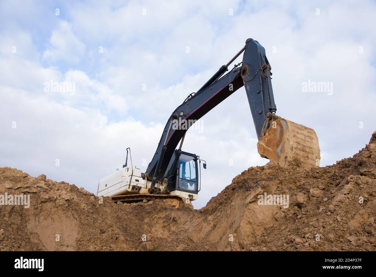 Gleisbagger bei Erdarbeiten im Tagebau. Ladermaschine mit Eimer im ...