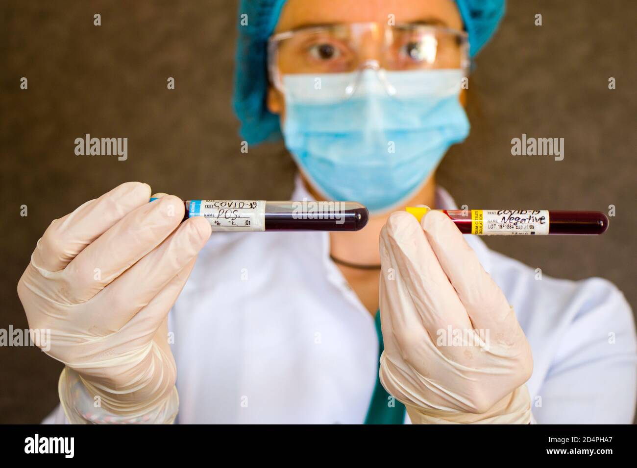 Corona-Virus-negative und negative Testproben. Ärzte Kopf und Hand mit ...