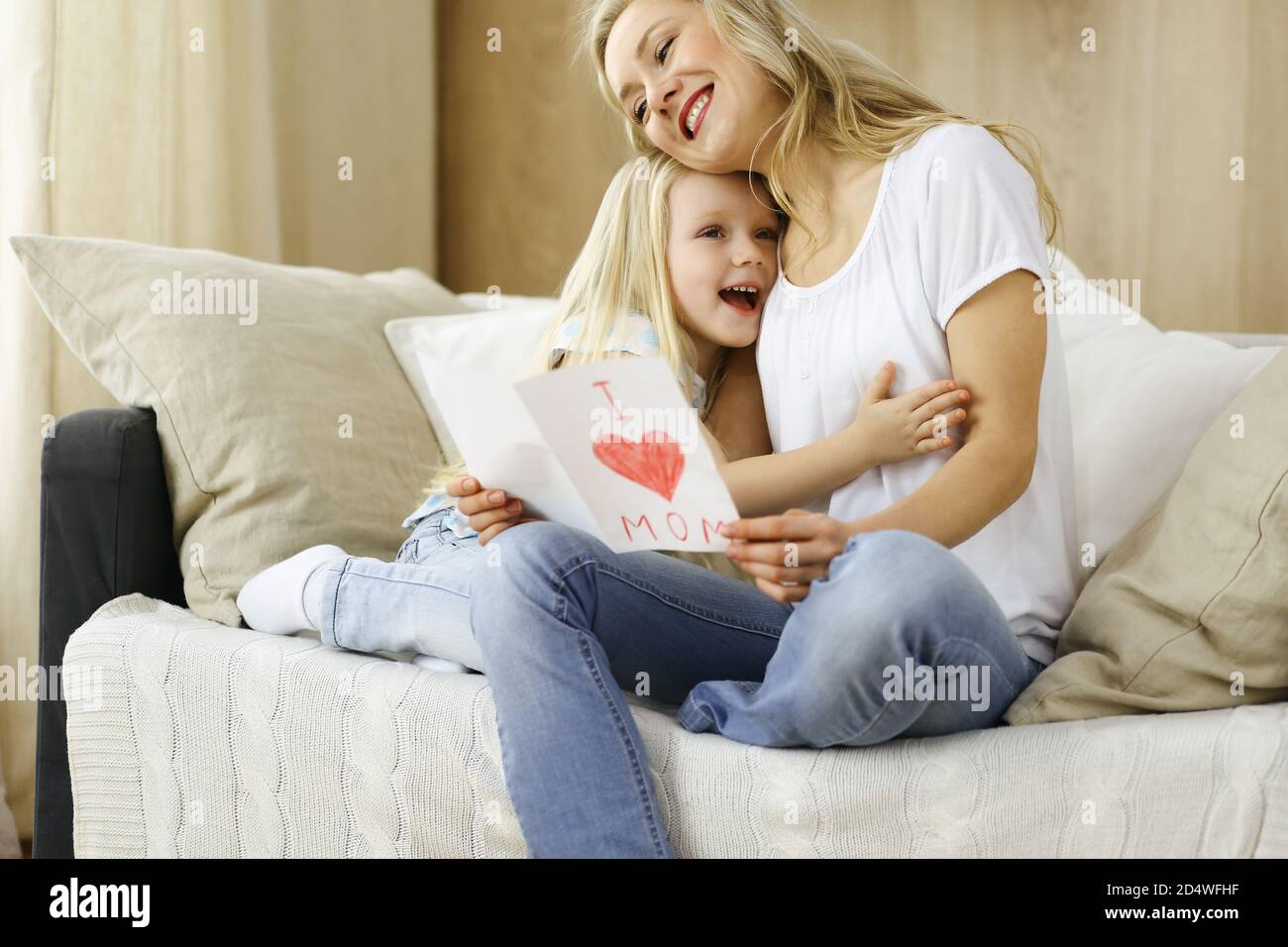 Alles gute zum Muttertag. Kind Tochter gratuliert Mutter und gibt ihre ... Alles gute zum Muttertag. Kind Tochter gratuliert Mutter und gibt ihre ...