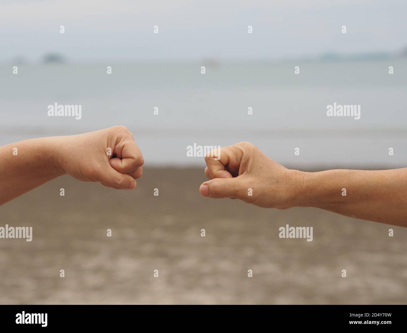 Zwei Frau Alternative Handshakes Faust geballte Hand Gruß in der ...