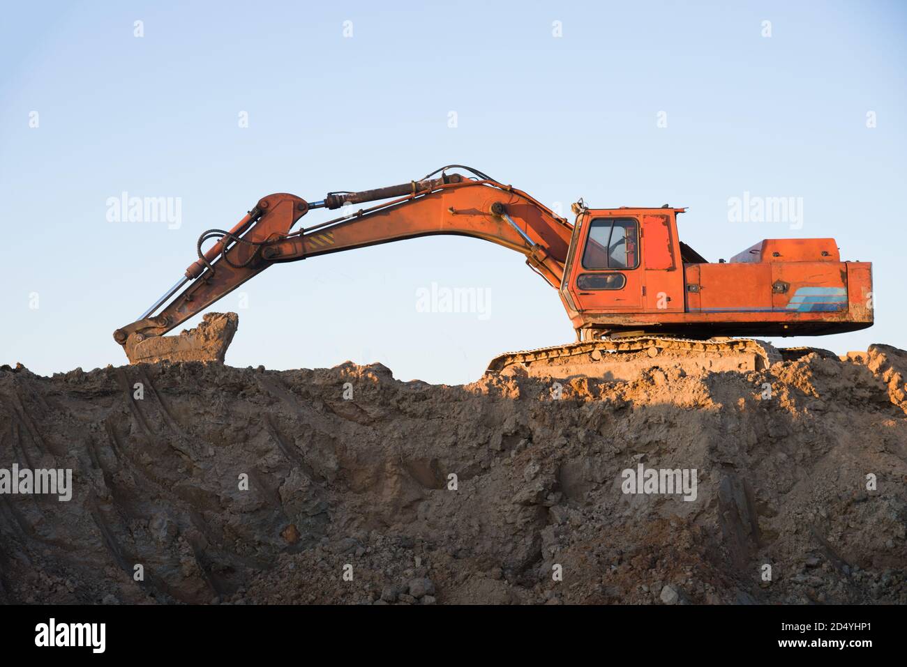 Gleisbagger bei Erdarbeiten im Tagebau. Ladermaschine mit Eimer im ...