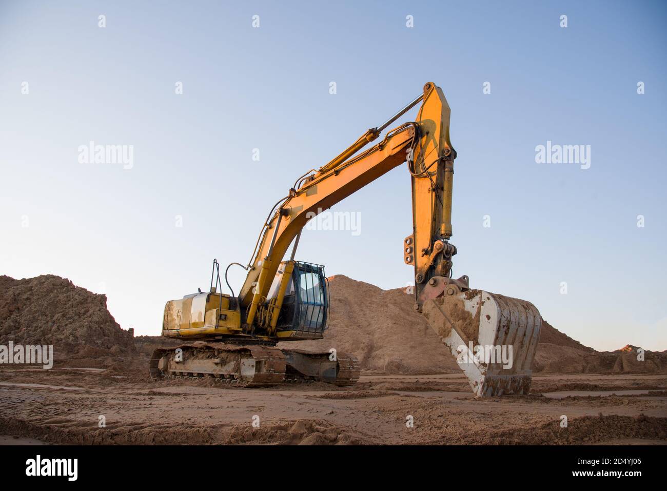 Gleisbagger bei Erdarbeiten im Tagebau. Ladermaschine mit Eimer im ...
