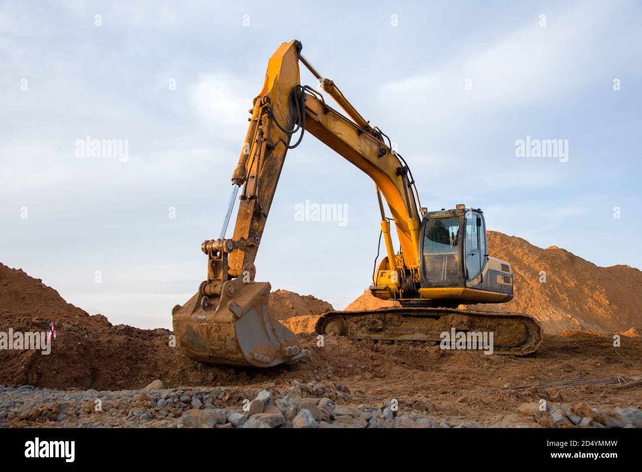 Gleisbagger bei Erdarbeiten im Tagebau. Ladermaschine mit Eimer im ...