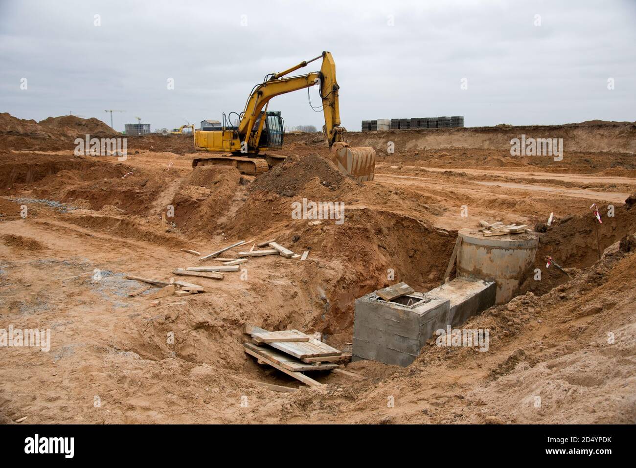 Bagger bei Erdarbeiten auf der Baustelle. Baggerlader gräbt eine Grube ...