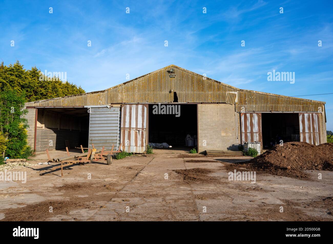 Bauernhof und scheune -Fotos und -Bildmaterial in hoher Auflösung – Alamy