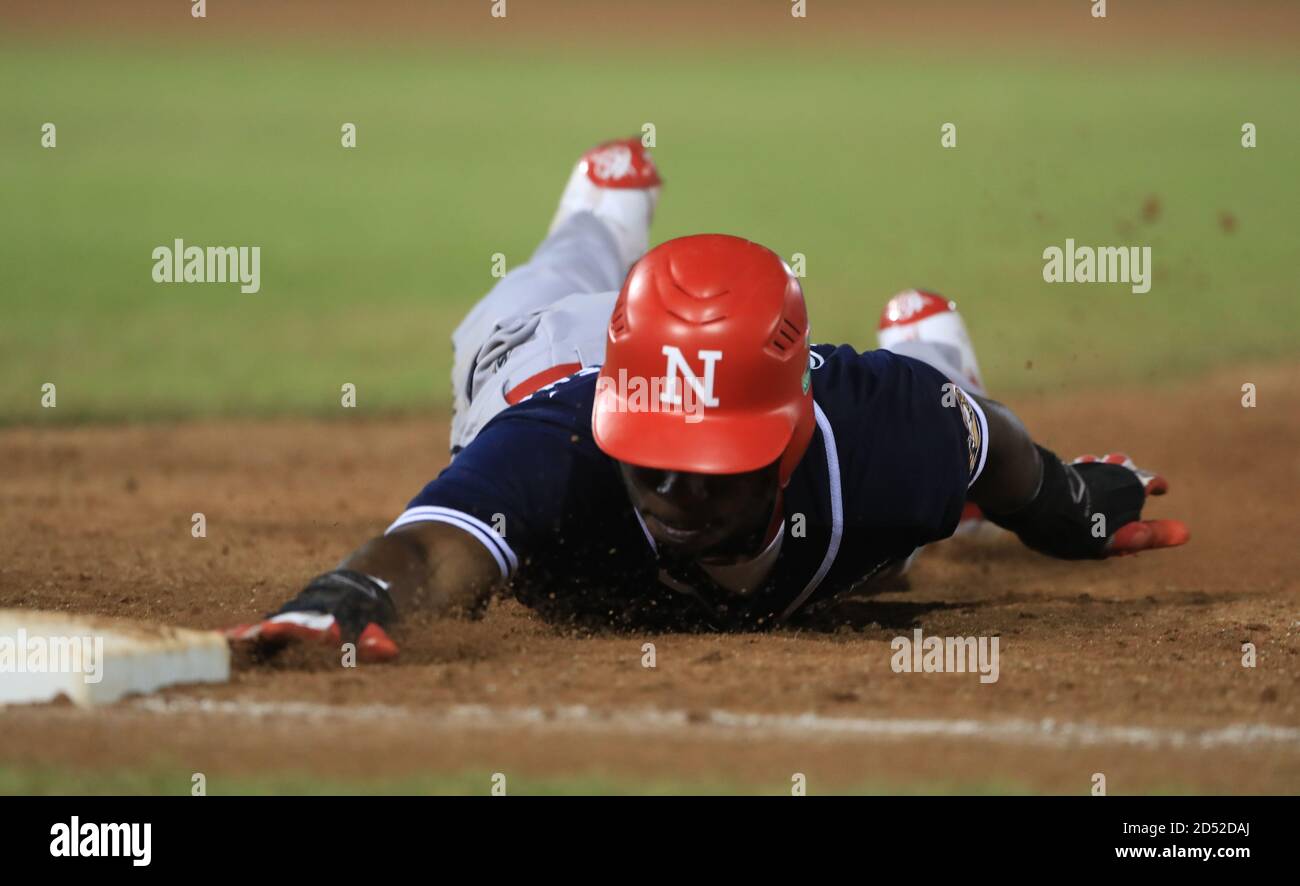 Randy Arozarena reglas a tiempo a primera base con una Barrida, durante ...