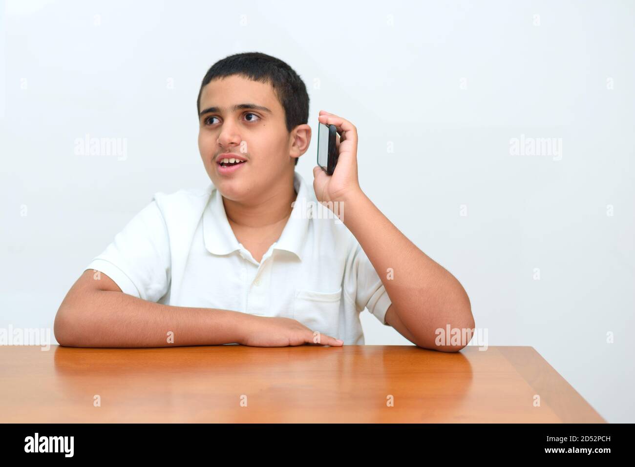 Fat man talking on mobile -Fotos und -Bildmaterial in hoher Auflösung – Alamy