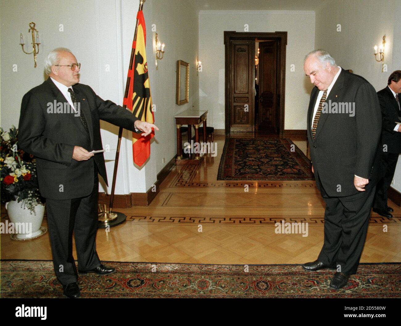 German chancellor helmut kohl gestures -Fotos und -Bildmaterial in ...