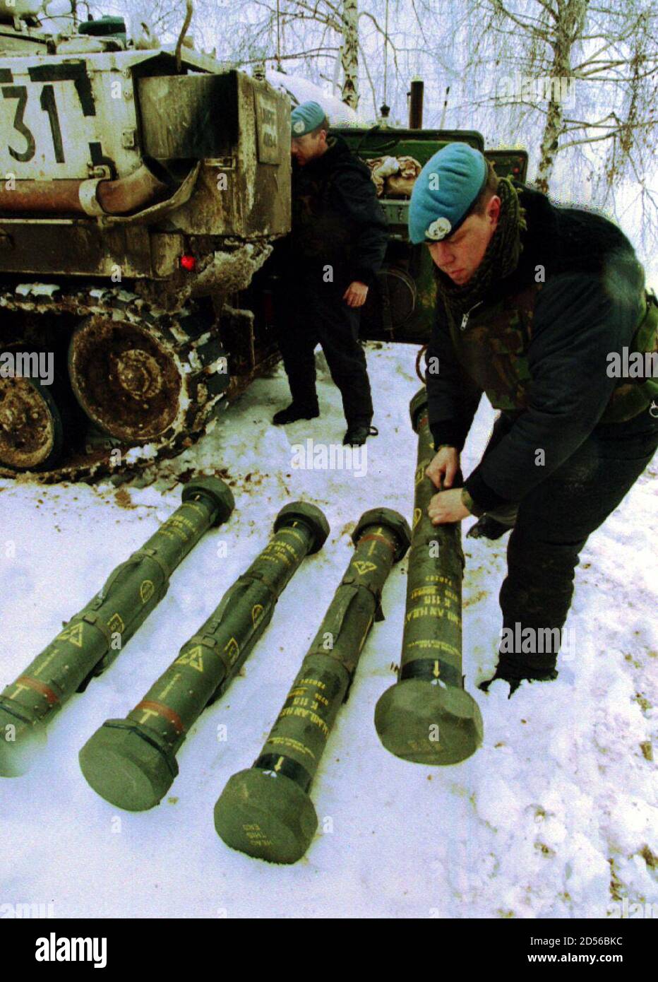 Eine britische UN-Peacekeeper nimmt anti-Tank Waffen aus einer ...