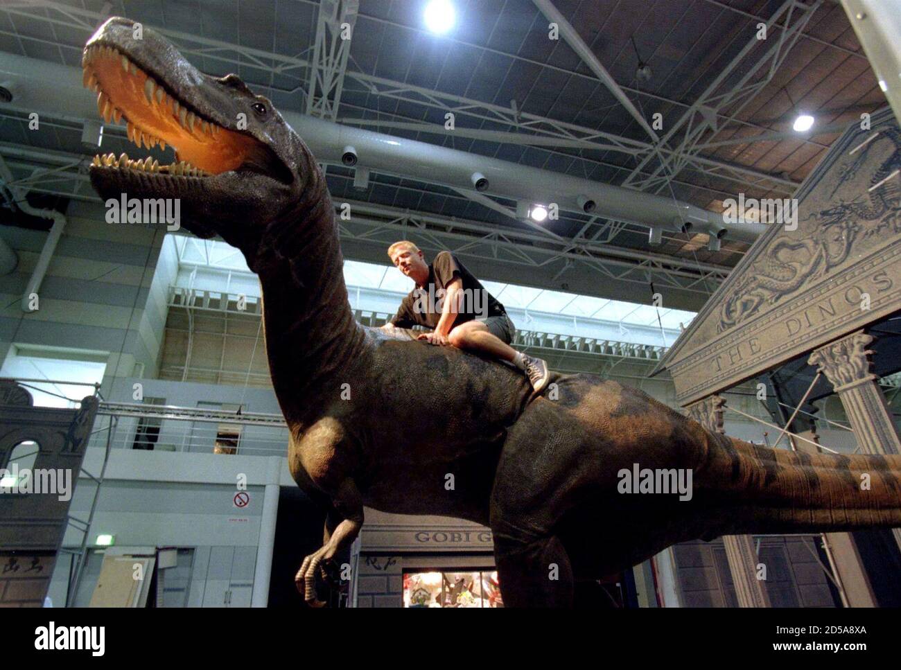 Ausstellung-Techniker Rupert Baker reinigt eine Full-size Nachbildung ...