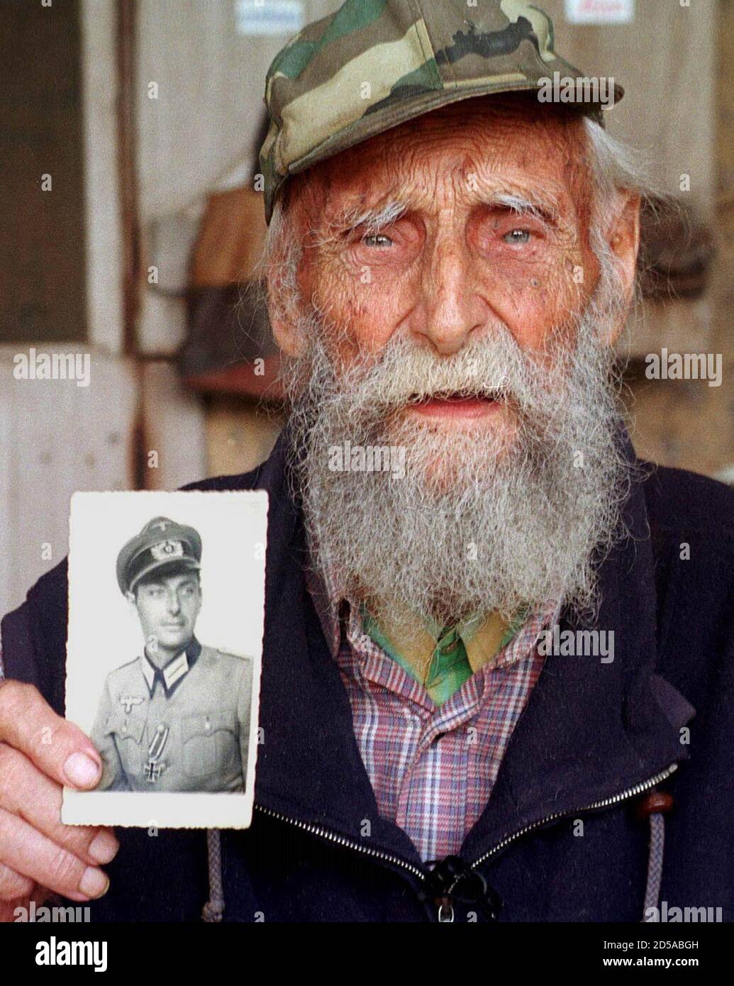 PASSEND ZUM SPIELFILM BOLIVIEN-HITLER hält der deutsche Fotograf Hans ...