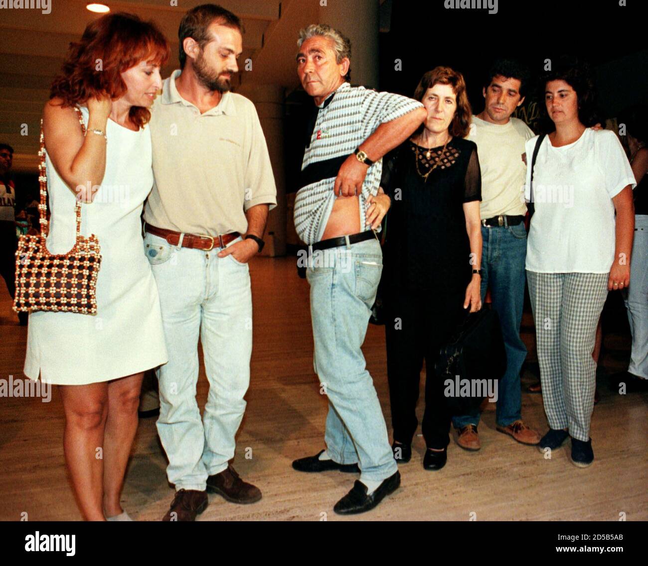 Die drei spanischen Matrosen, Jose Antonio Tenorio (C), der neben ...