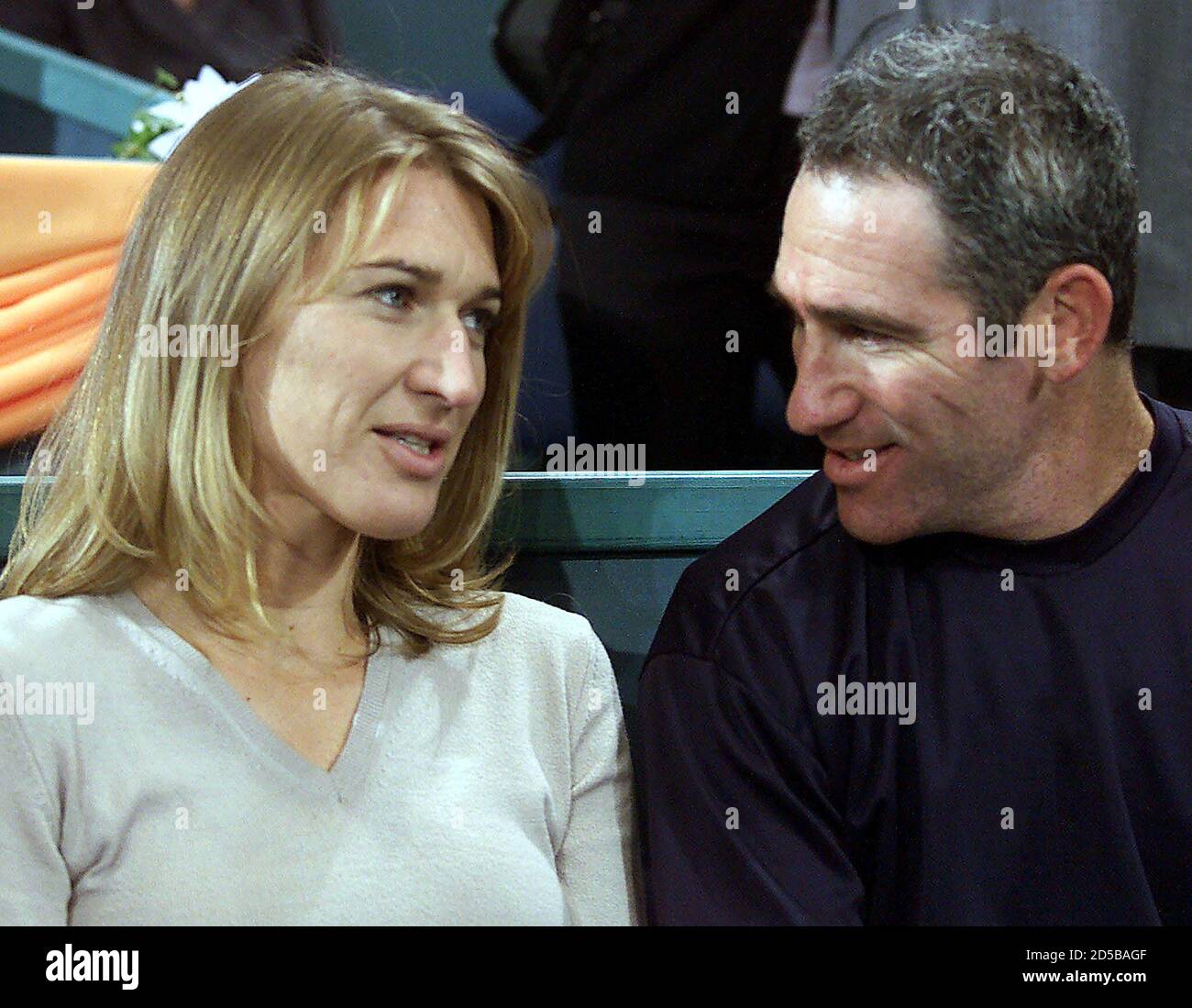 Der ehemalige deutsche Tennisspieler Steffi Graf hört Brad Gilbert ...
