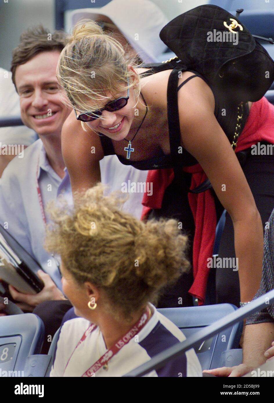 Anna Kournikova lehnt sich an, um Melanie Molitor, Martina Hingis Mutter, zu küssen, nachdem ...