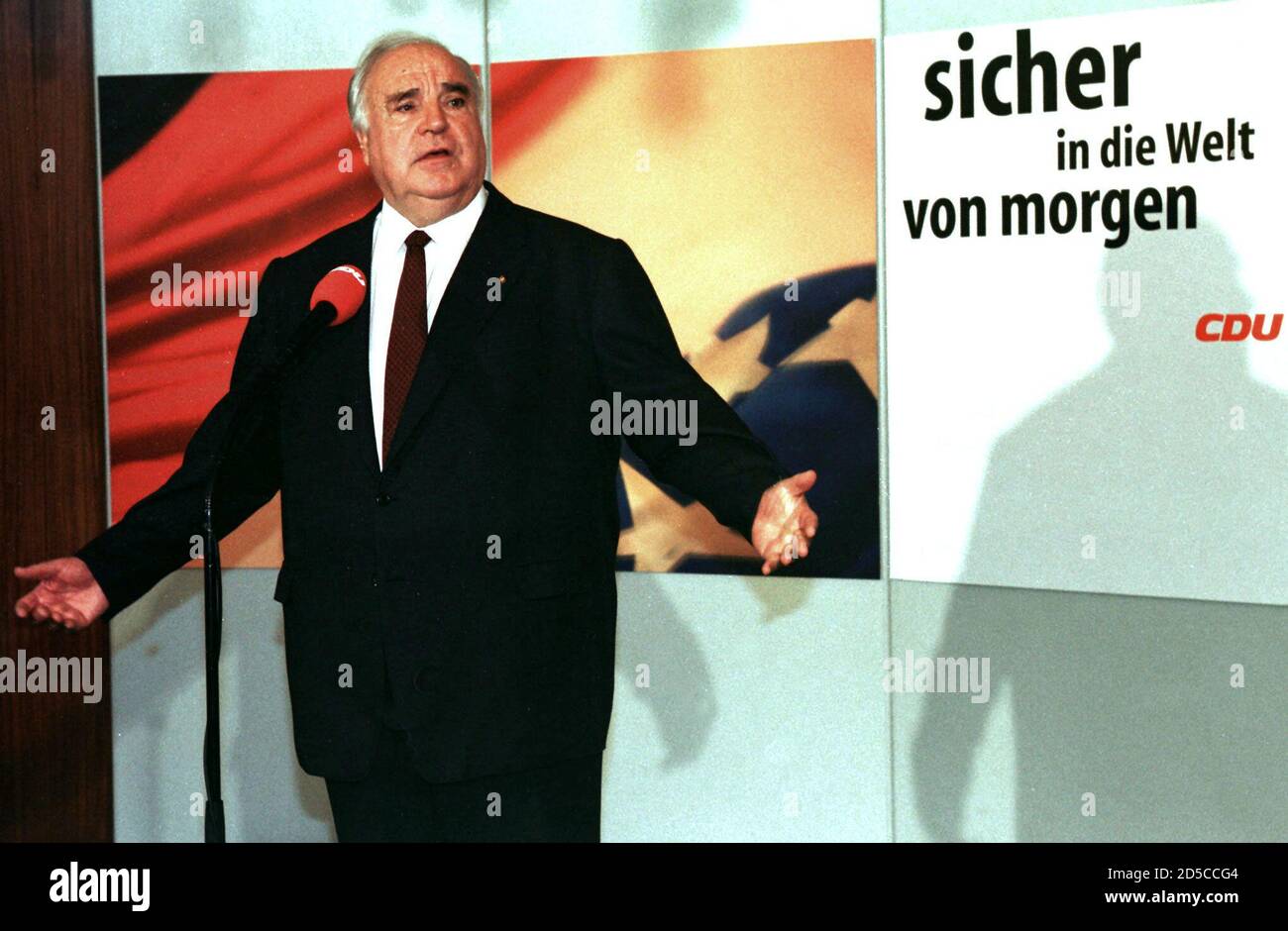 German chancellor helmut kohl gestures -Fotos und -Bildmaterial in ...