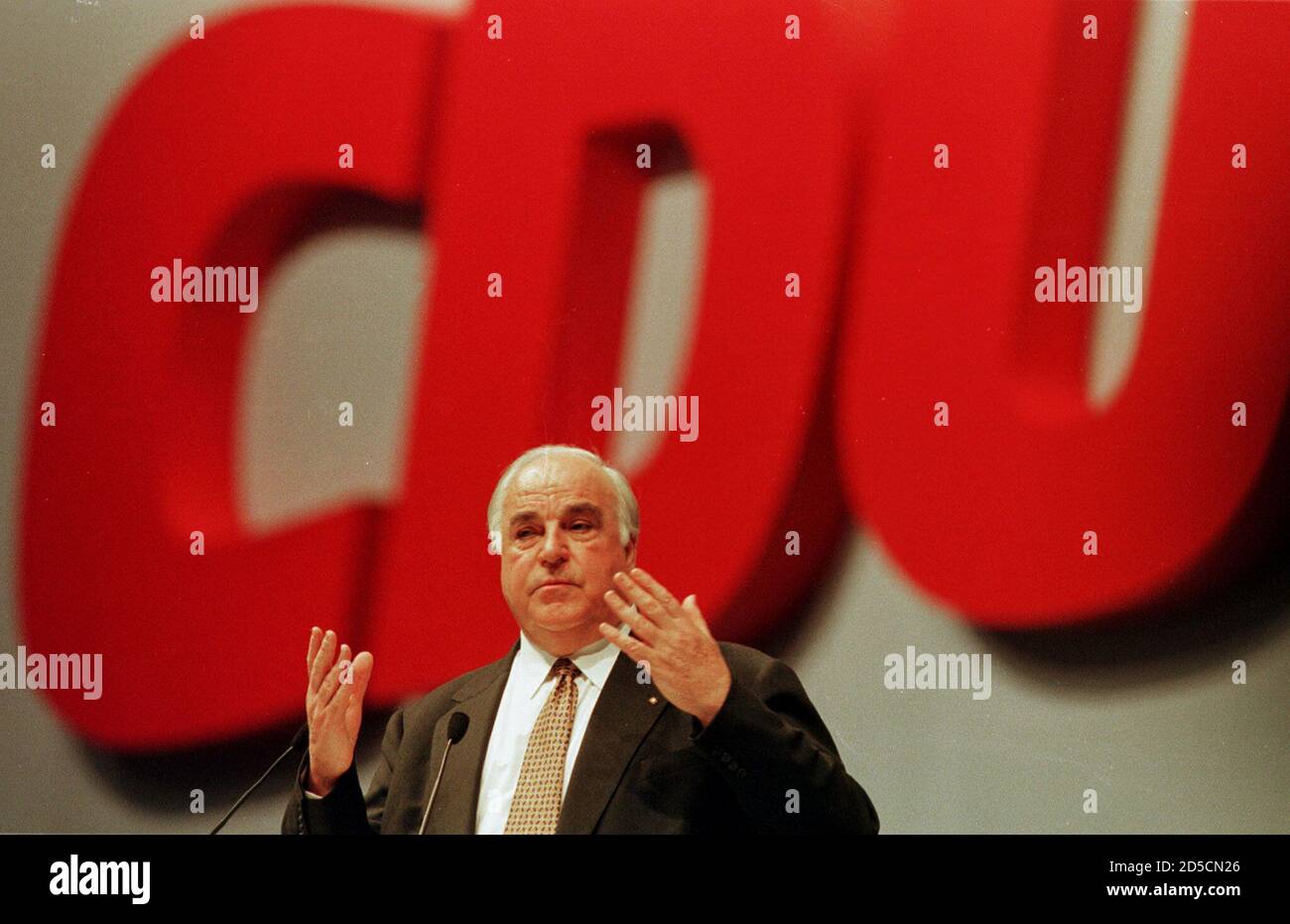 German chancellor helmut kohl gestures -Fotos und -Bildmaterial in ...
