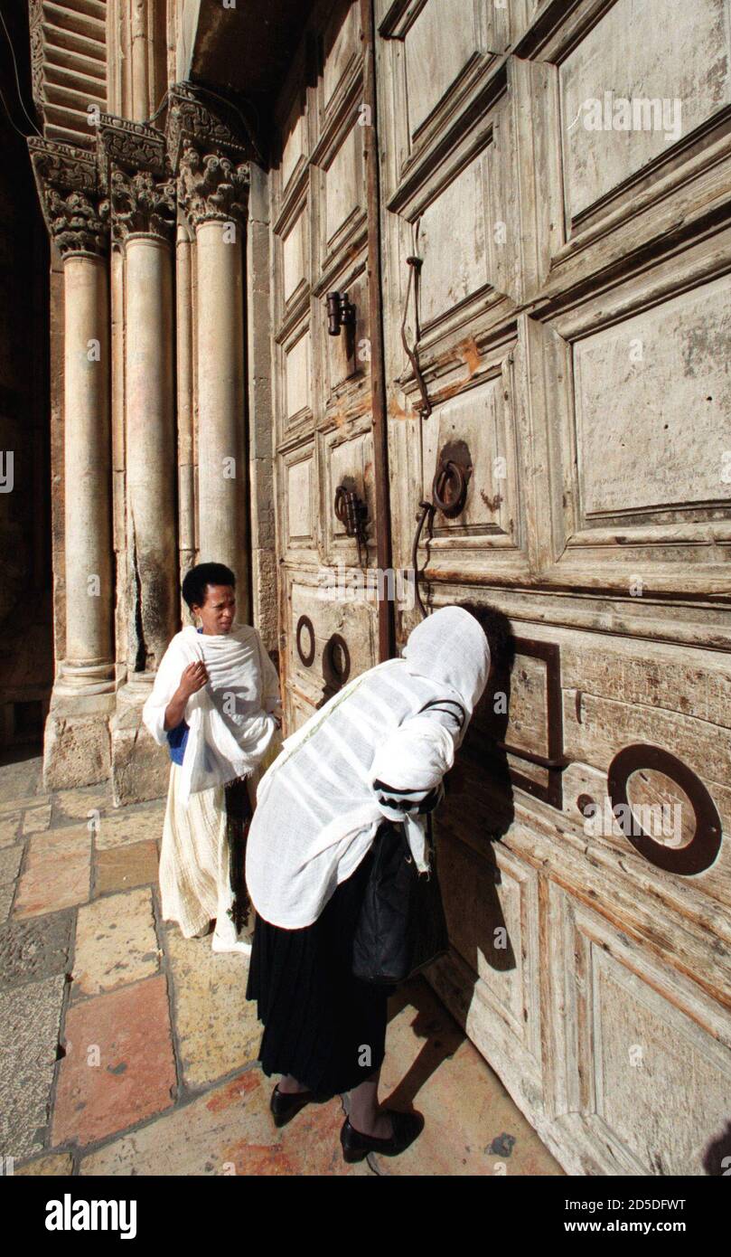 Frauen gekreuzigt werden -Fotos und -Bildmaterial in hoher Auflösung – Alamy