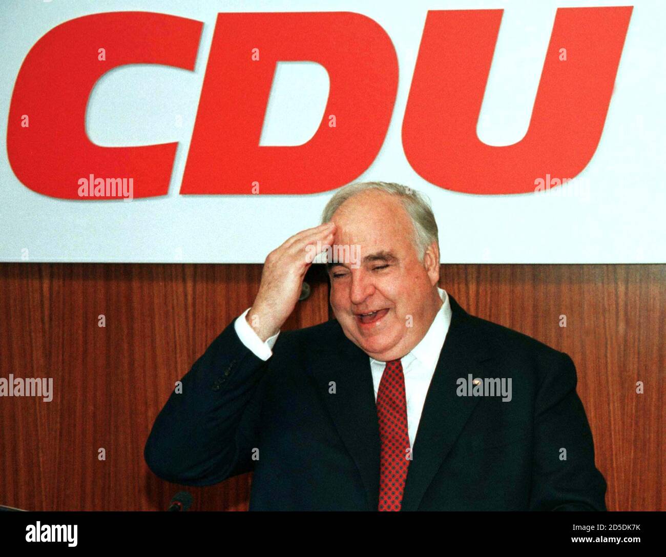 German chancellor helmut kohl gestures -Fotos und -Bildmaterial in ...