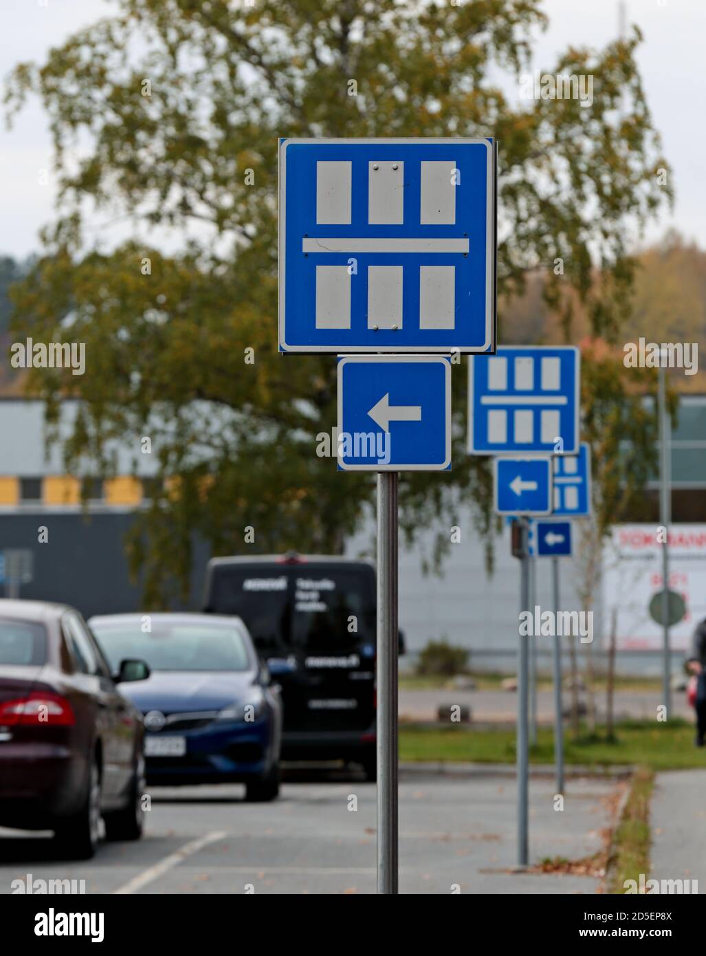 Verkehrszeichen parken -Fotos und -Bildmaterial in hoher Auflösung – Alamy