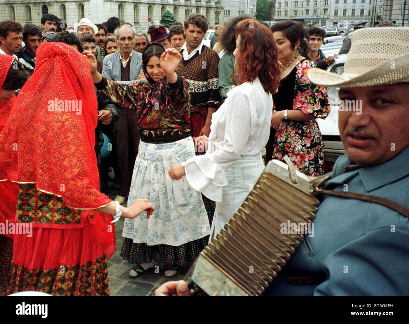 Romanian gypsy women -Fotos und -Bildmaterial in hoher Auflösung – Alamy