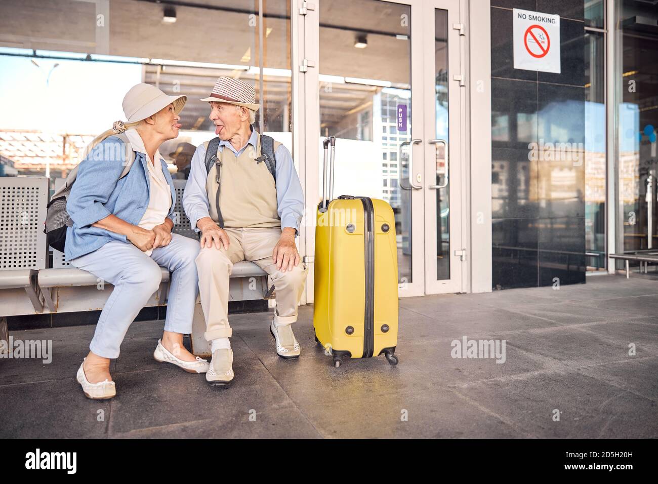 Sticking tongues -Fotos und -Bildmaterial in hoher Auflösung – Alamy