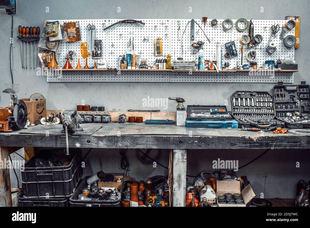 Unordentliche werkstatt werkbank -Fotos und -Bildmaterial in hoher Auflösung – Alamy