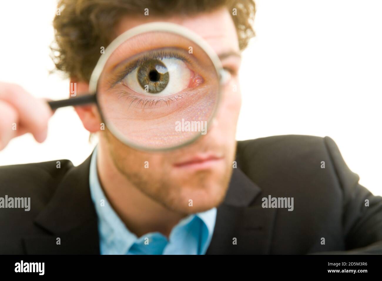 Mann schaut durch lupe -Fotos und -Bildmaterial in hoher Auflösung – Alamy