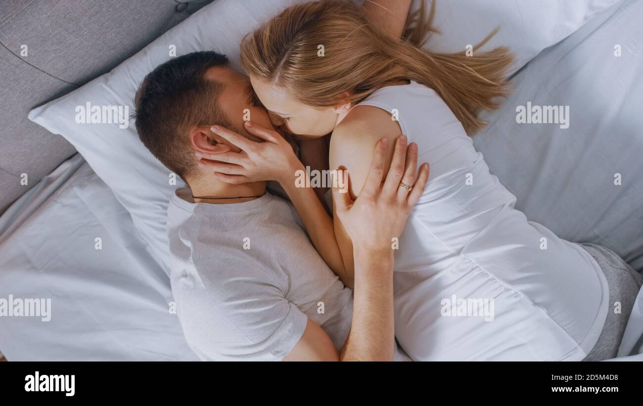 Couple kiss bed -Fotos und -Bildmaterial in hoher Auflösung – Alamy