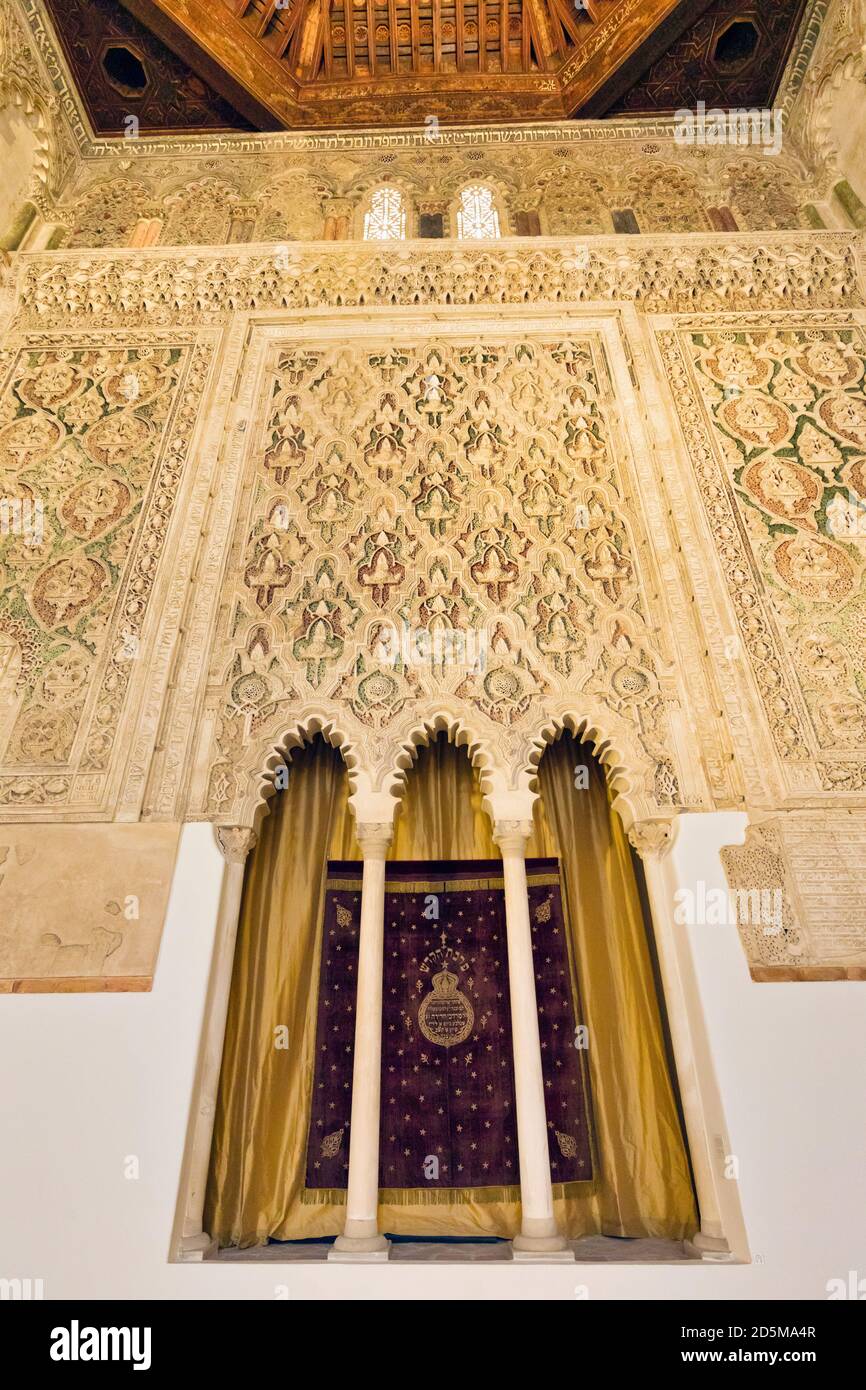 Prachtvolle Stuckverzierung an der Ostwand. Die Nische, genannt die ...