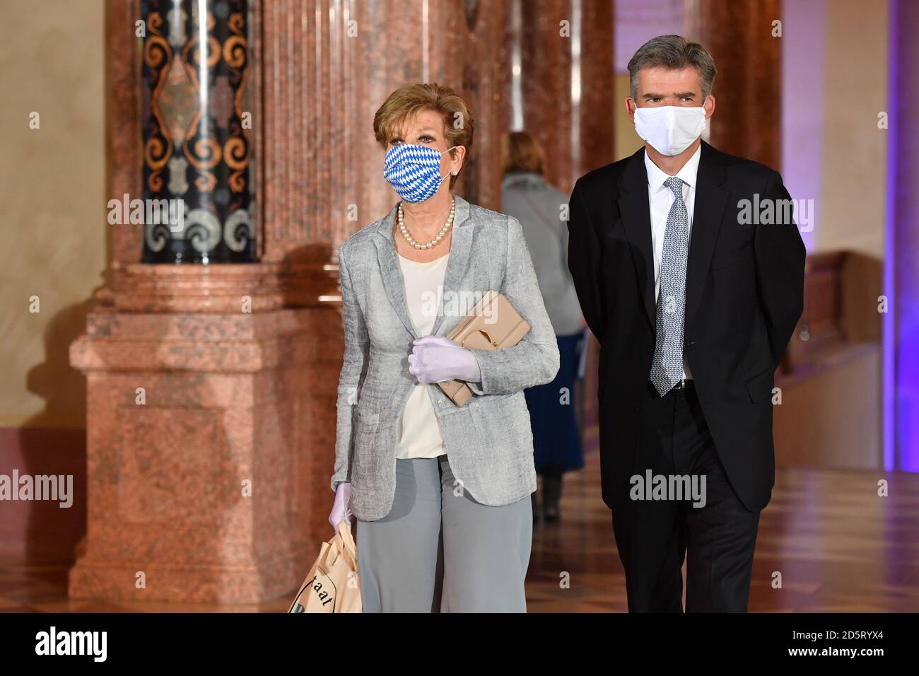 Carolin REIBER (Moderatorin) mit ihrem Sohn Dr. Marcus Maier Reiber ...