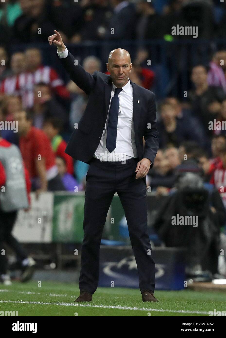 Real madrid manager zinedine zidane -Fotos und -Bildmaterial in hoher ...