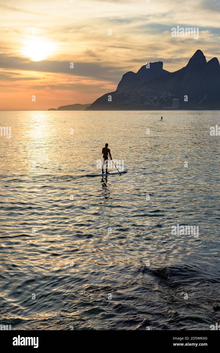 Paddle surfboard -Fotos und -Bildmaterial in hoher Auflösung – Alamy