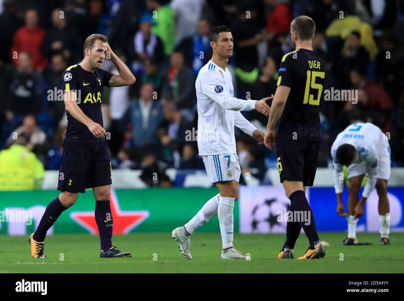 Eric Dier von Tottenham Hotspur (rechts) schüttelt sich die Hände mit ...