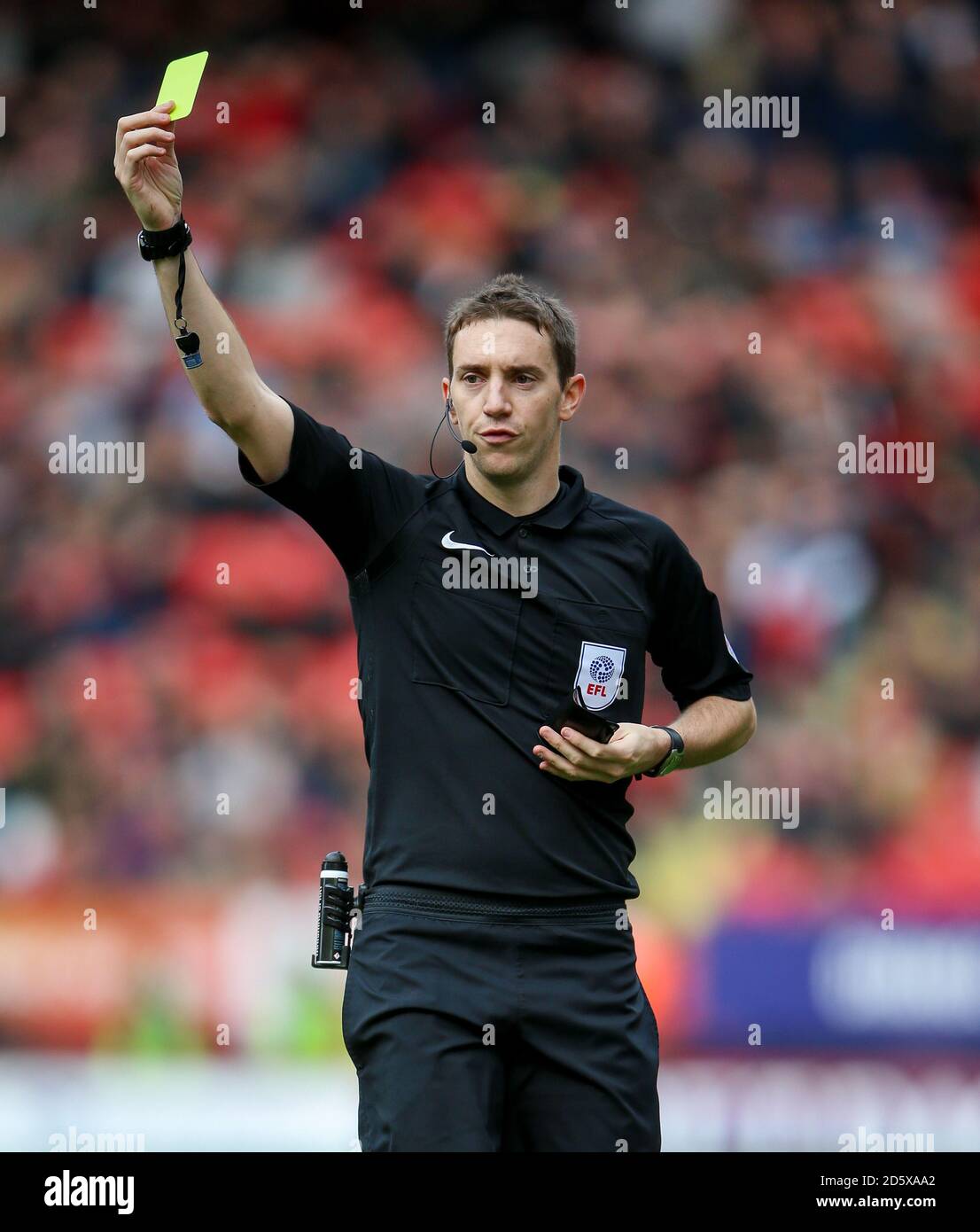 Der schiedsrichter schwenkt eine gelbe karte -Fotos und -Bildmaterial ...
