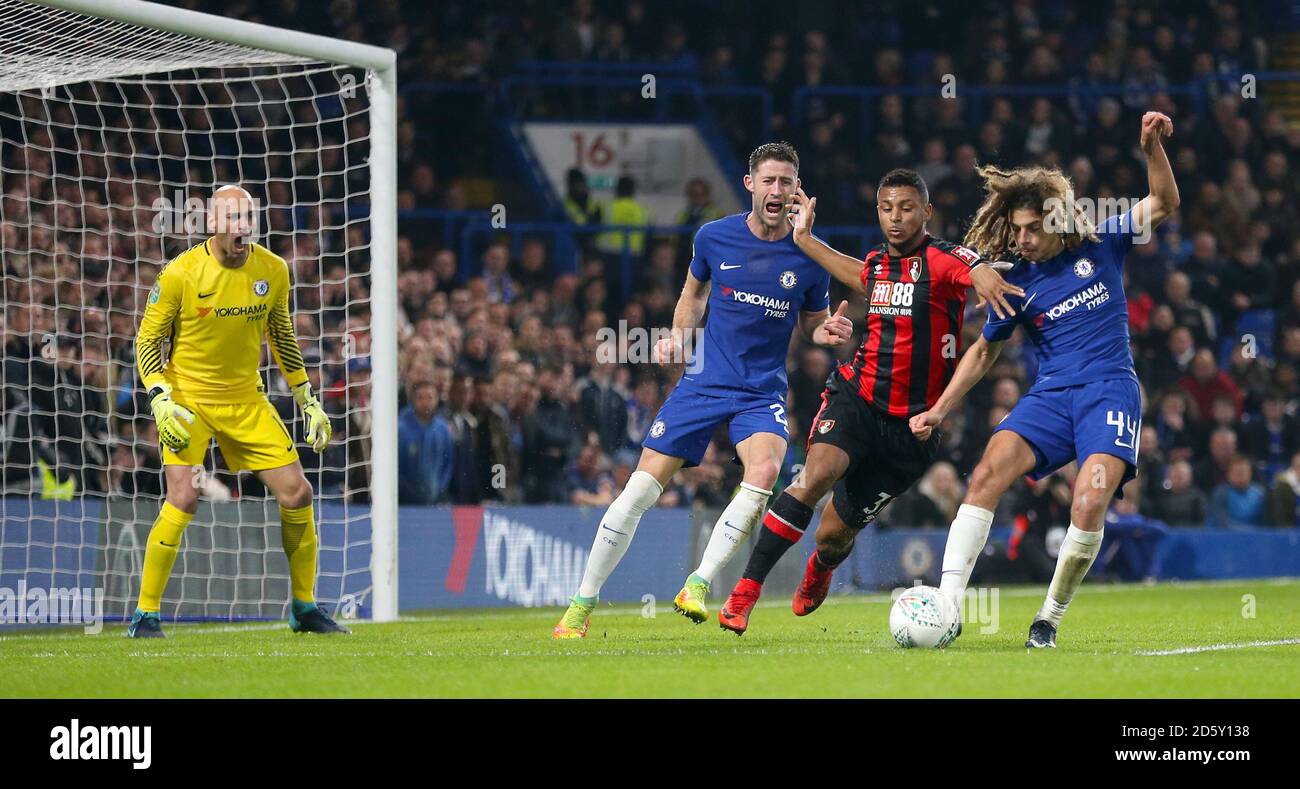 AFC Bournemouth's Lys Mousset (Mitte) kämpft um den Ball mit Chelsea's ...