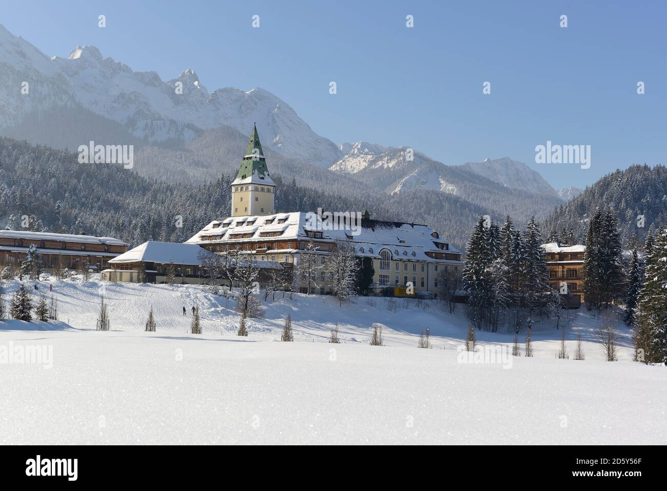 Burg elmau und wettersteingebirge -Fotos und -Bildmaterial in hoher ...