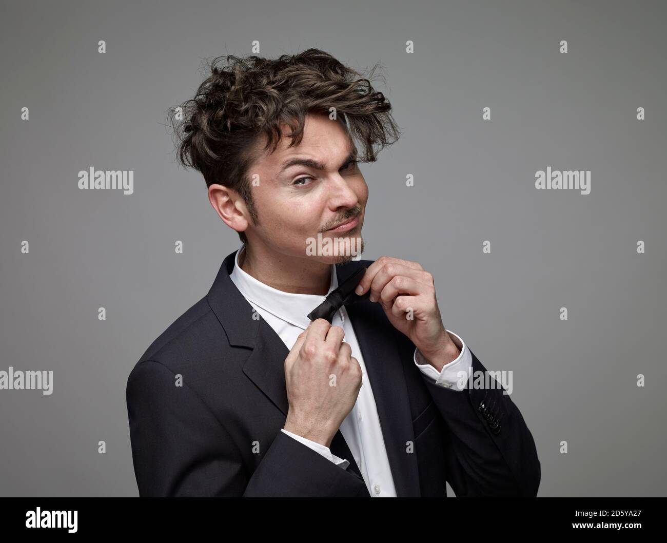 Mann mit bogen -Fotos und -Bildmaterial in hoher Auflösung – Alamy