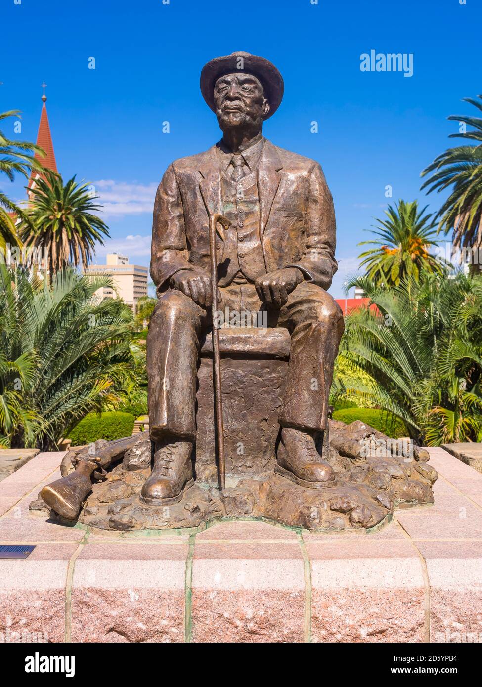 Monument namibia statue windhoek -Fotos und -Bildmaterial in hoher ...
